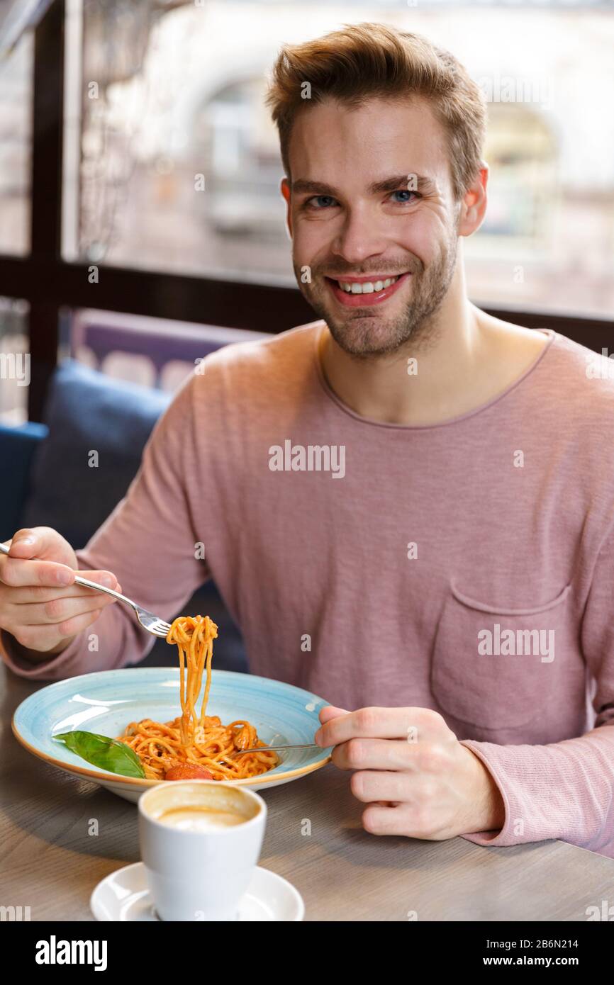 Man eating spaghetti smiling hi-res stock photography and images - Alamy