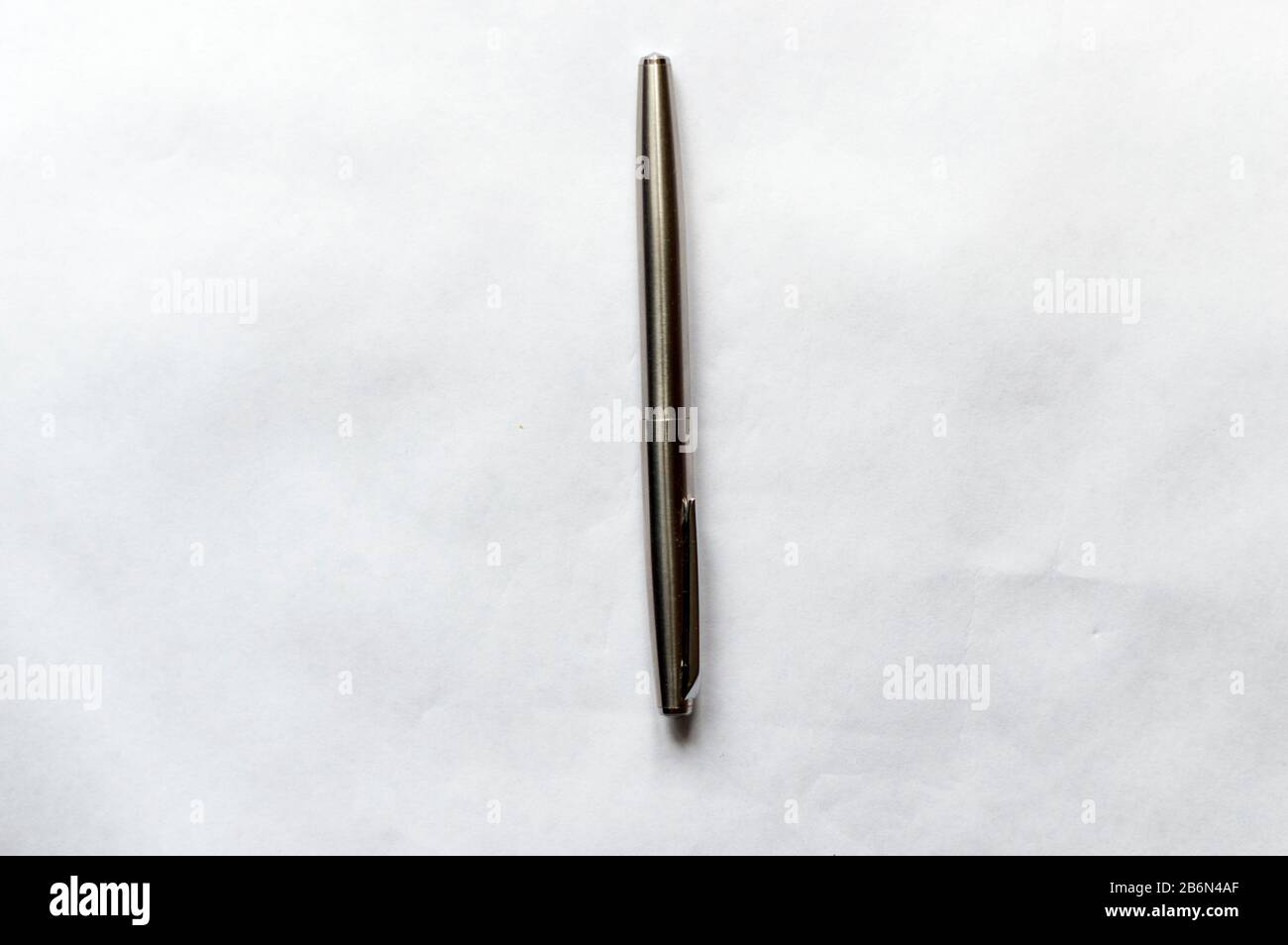 White fountain pen and inkwell hi-res stock photography and images - Alamy