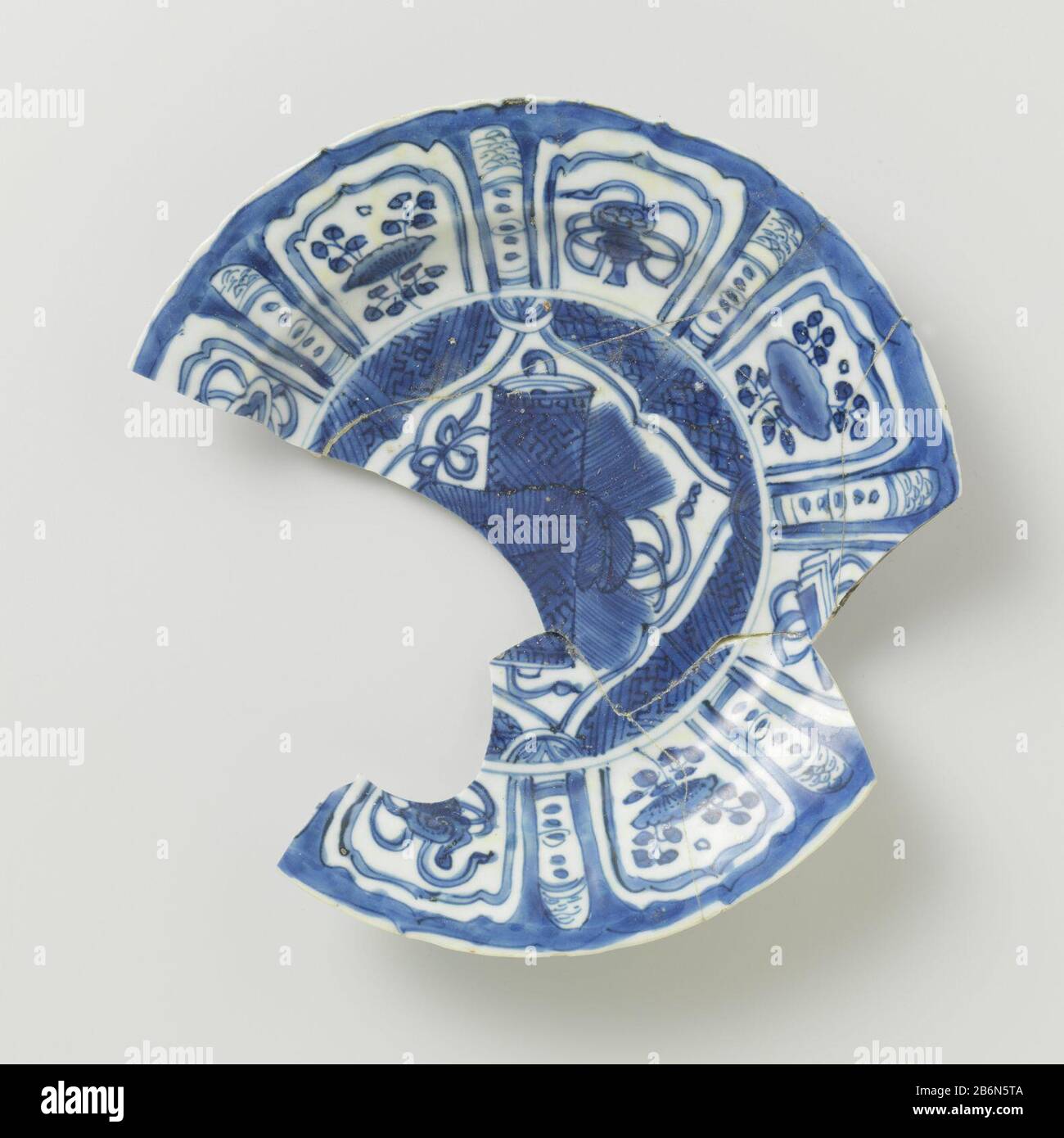 Fragment bord uit VOC-schip de 'Witte Leeuw' Fragment bord uit V.O.C ...