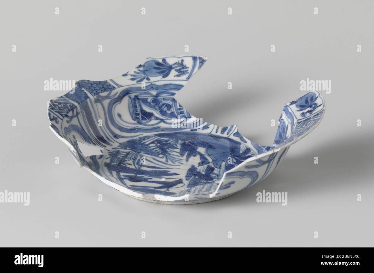 Fragment diep bord uit VOC-schip de 'Witte Leeuw' Fragment diep bord ...