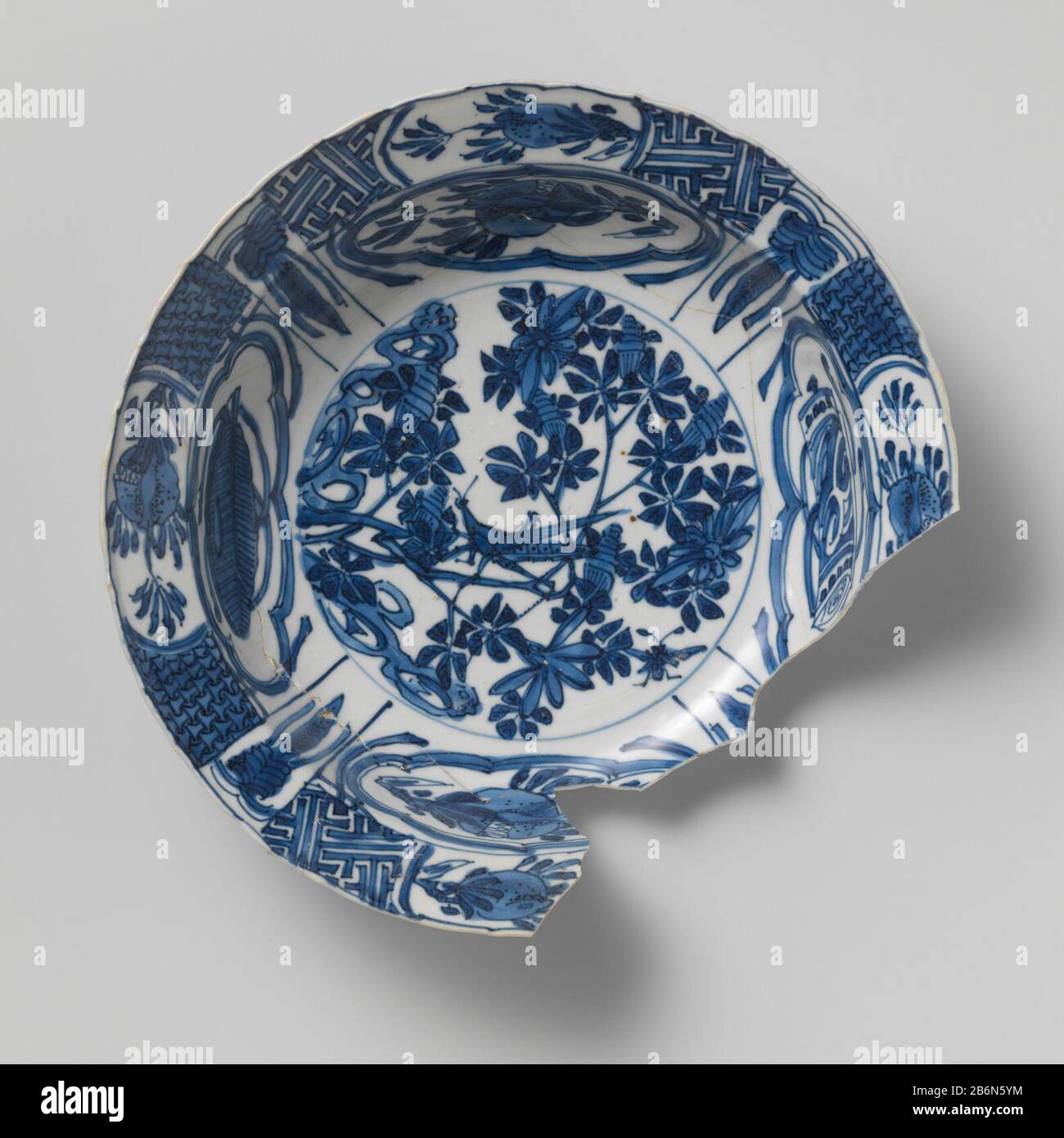 Fragment diep bord uit VOC-schip de 'Witte Leeuw' Fragment diep bord ...