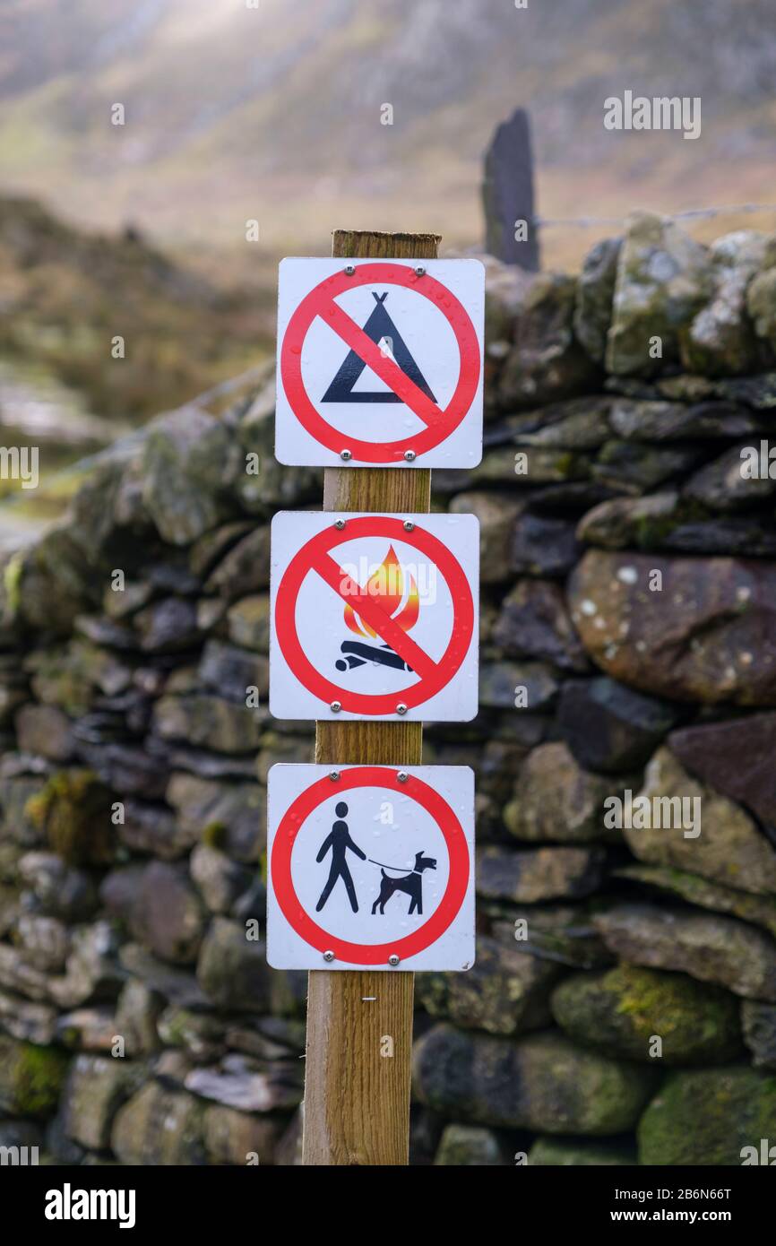 No Camping, Fires and Dogs on lead sign, Ogwen Valley, Snowdonia ...