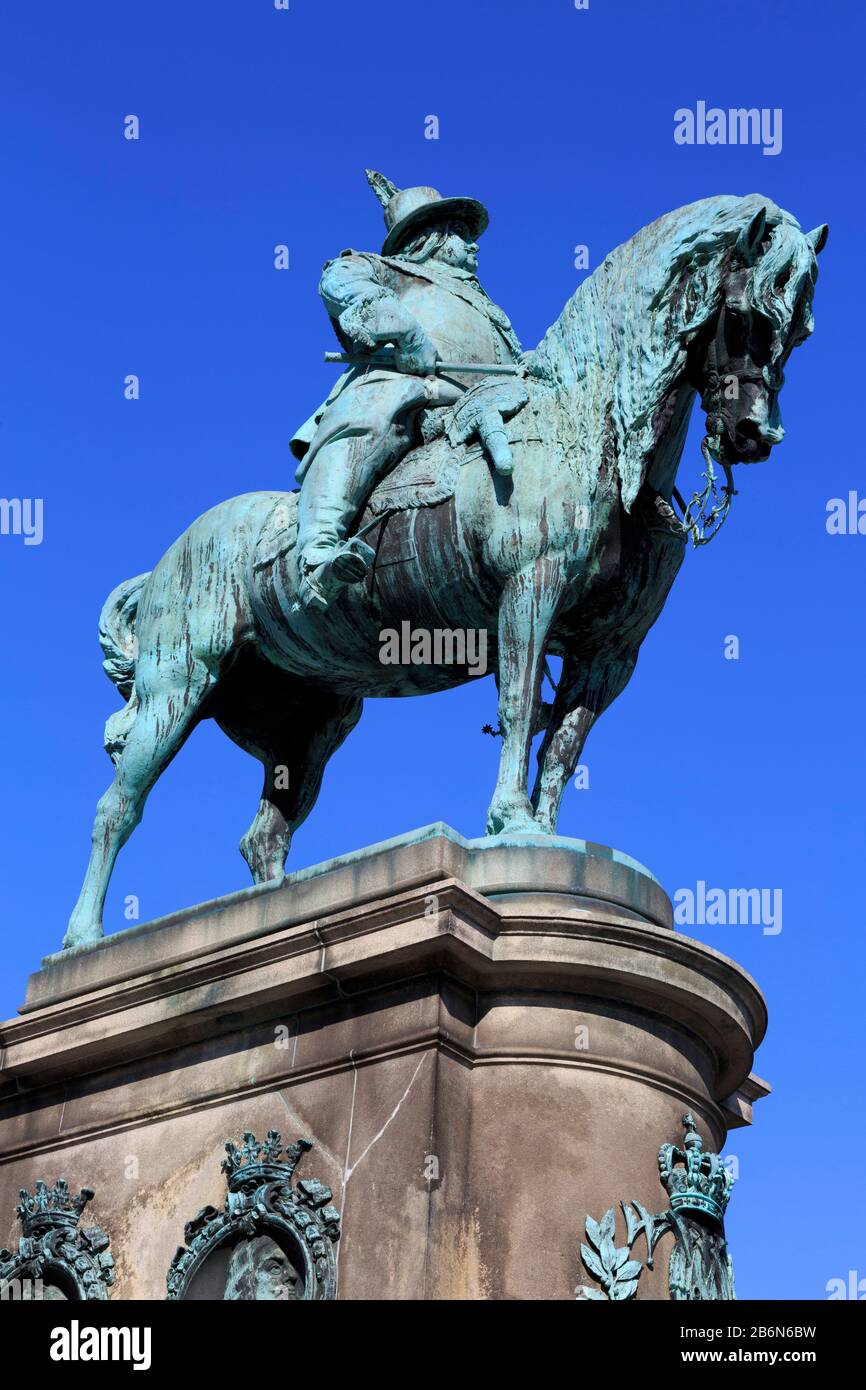 Statue of king karl x hi-res stock photography and images - Alamy