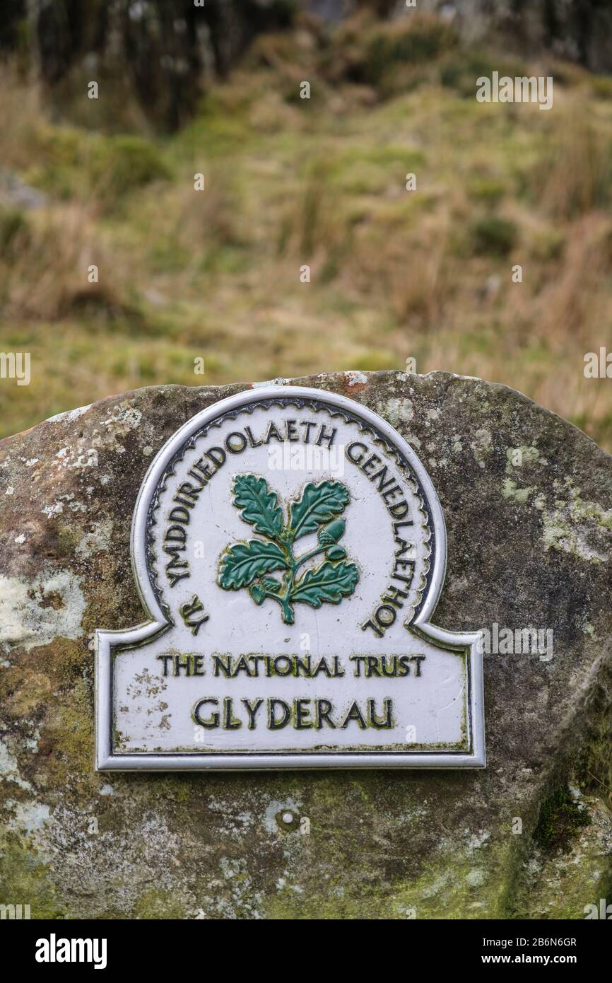 The Glyderau or Glyders, National Trust Sign, Ogwen Valley, Snowdonia ...