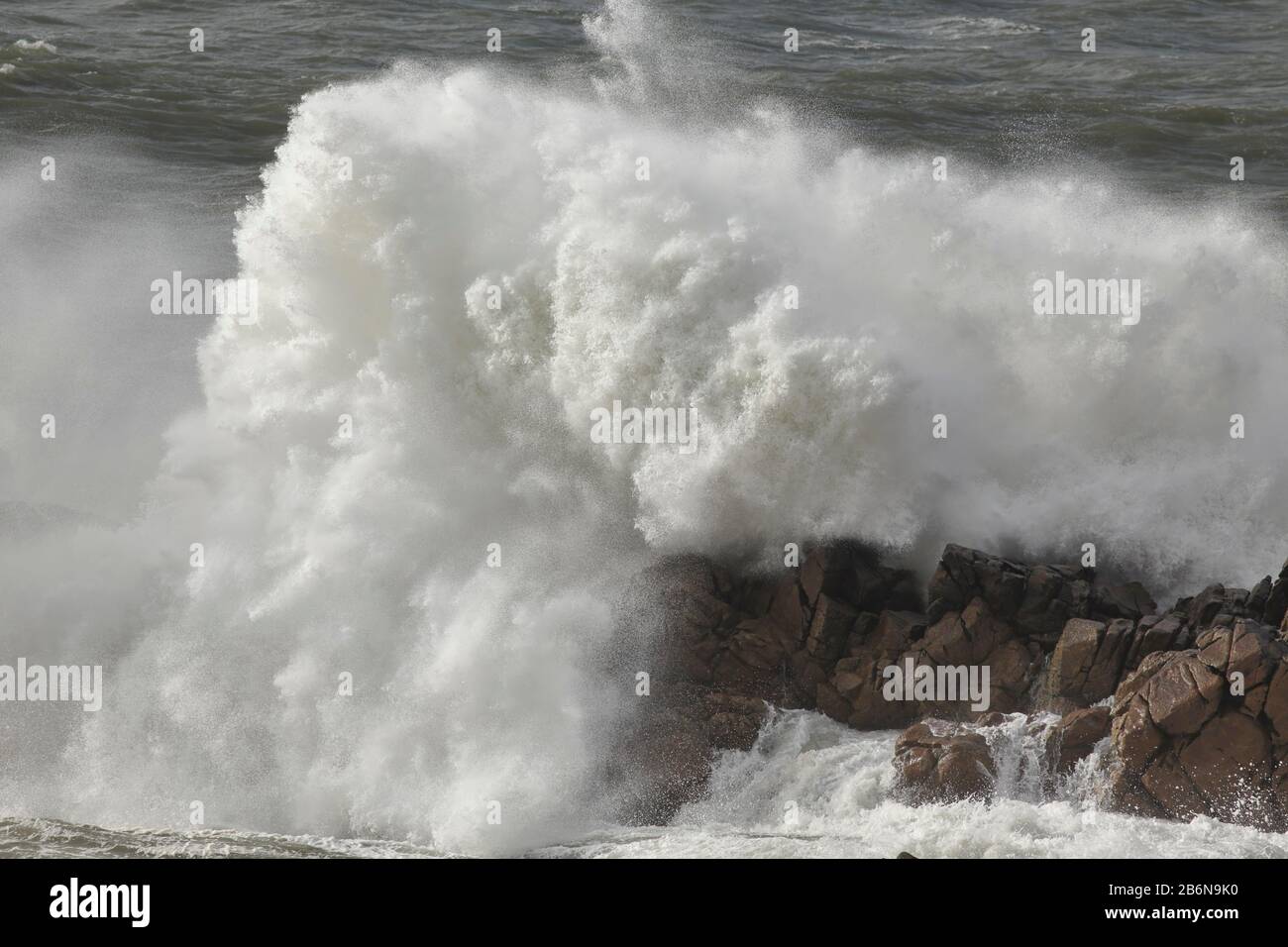 Ocean wave splash hi-res stock photography and images - Alamy