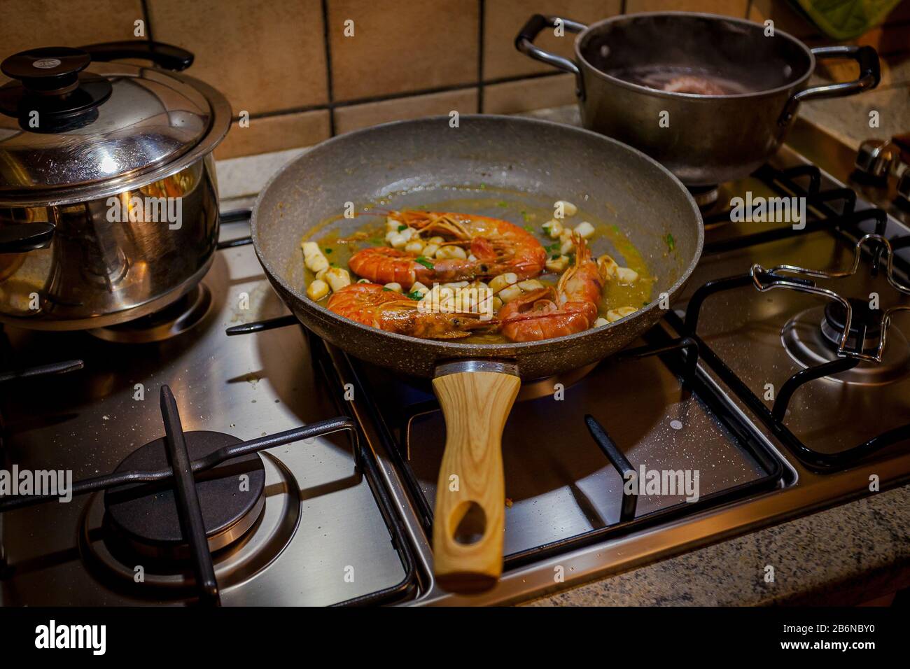 Cooking shrimp stove hi-res stock photography and images - Alamy