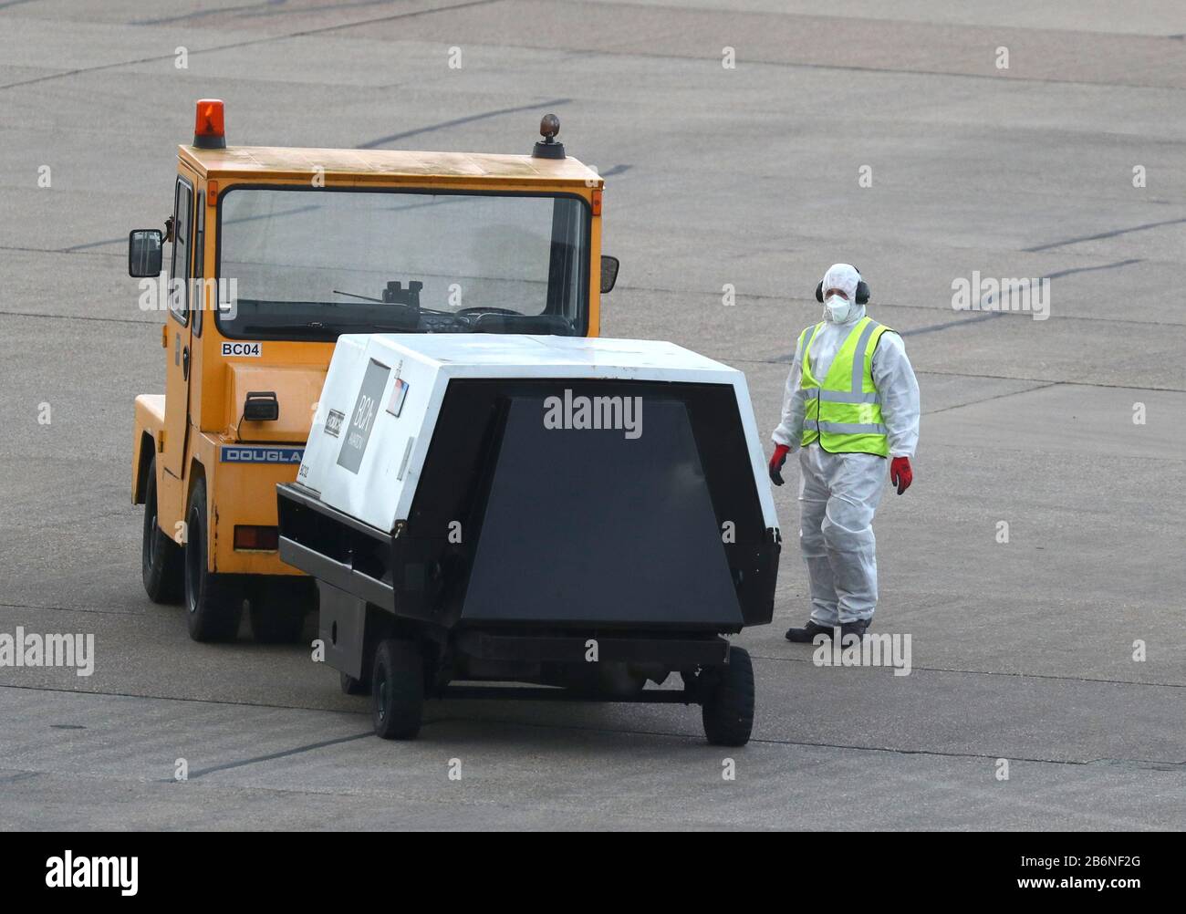 Passengers on plane face mask hi-res stock photography and images - Alamy