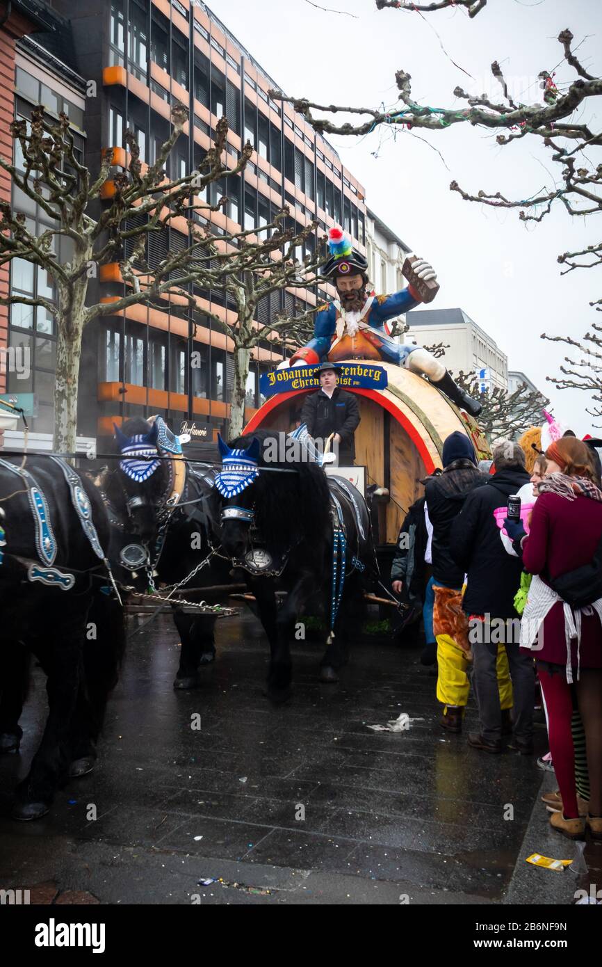 Man riding mardi gras float hi-res stock photography and images - Alamy