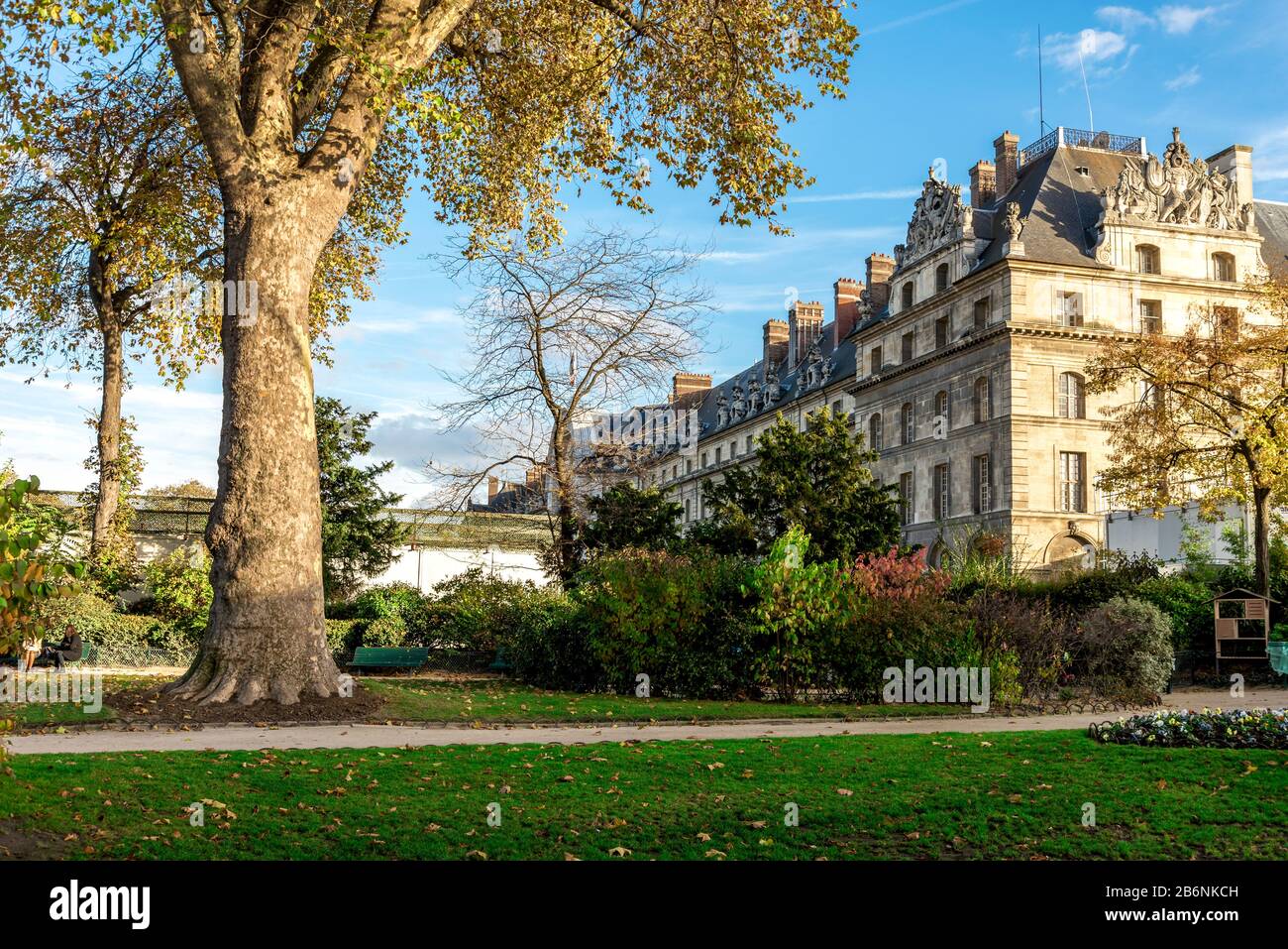 Les invalides garden hi-res stock photography and images - Alamy