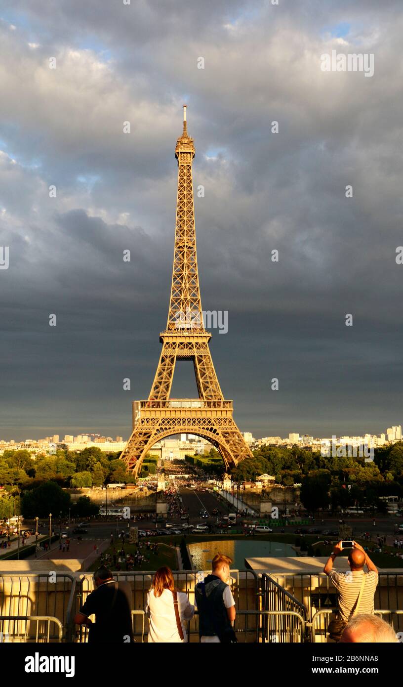 Paris golden hour cloud hi-res stock photography and images - Alamy