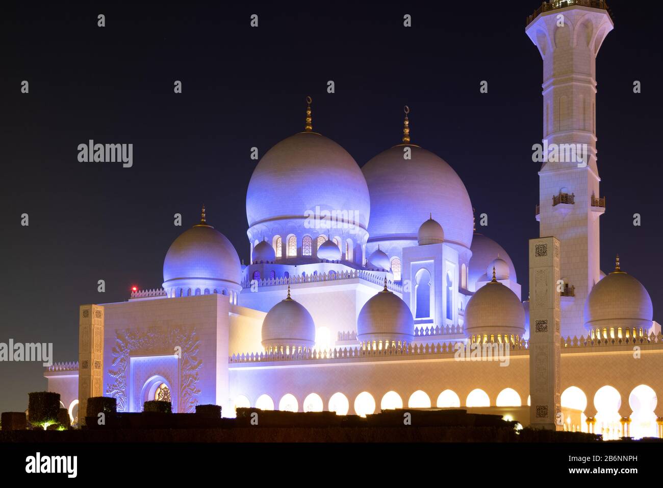 The Sheikh Zayed Mosque in Abu Dhabi at night Stock Photo - Alamy
