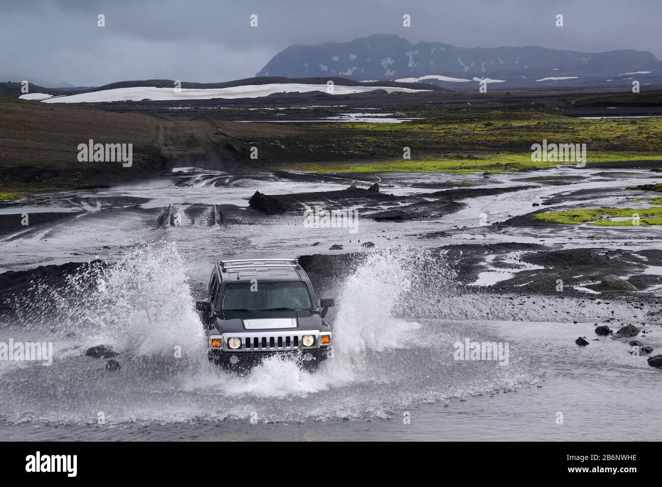 Island, Europa, Range Rover im Hochland Stock Photo - Alamy