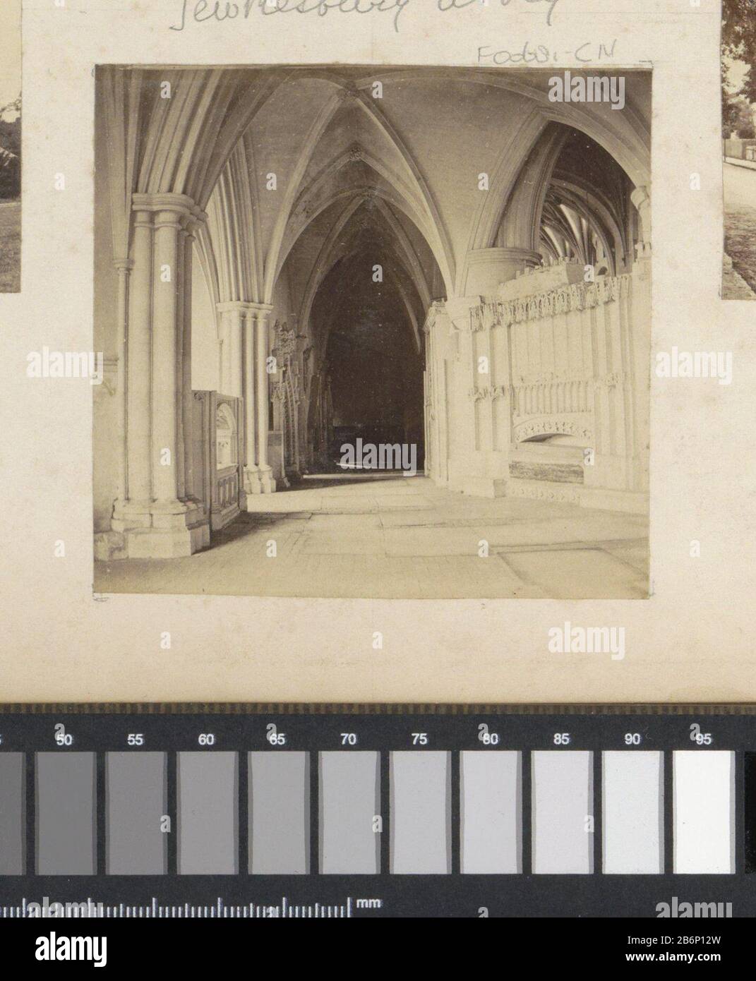 Gewelven en gang van een kerk in Engeland Onderdeel van Album met foto ...