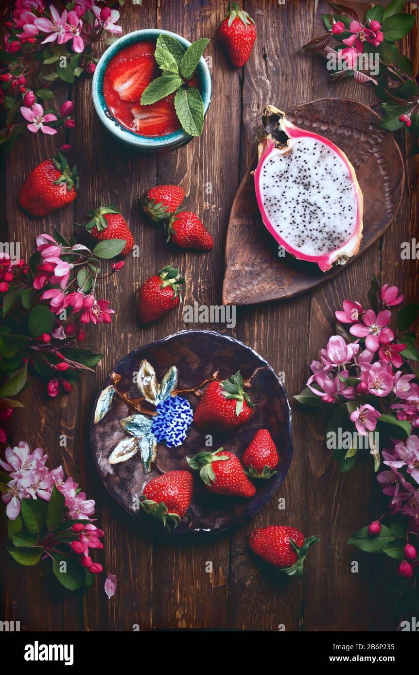 flatlay food background - empty wooden board with strawberries, fresh ...