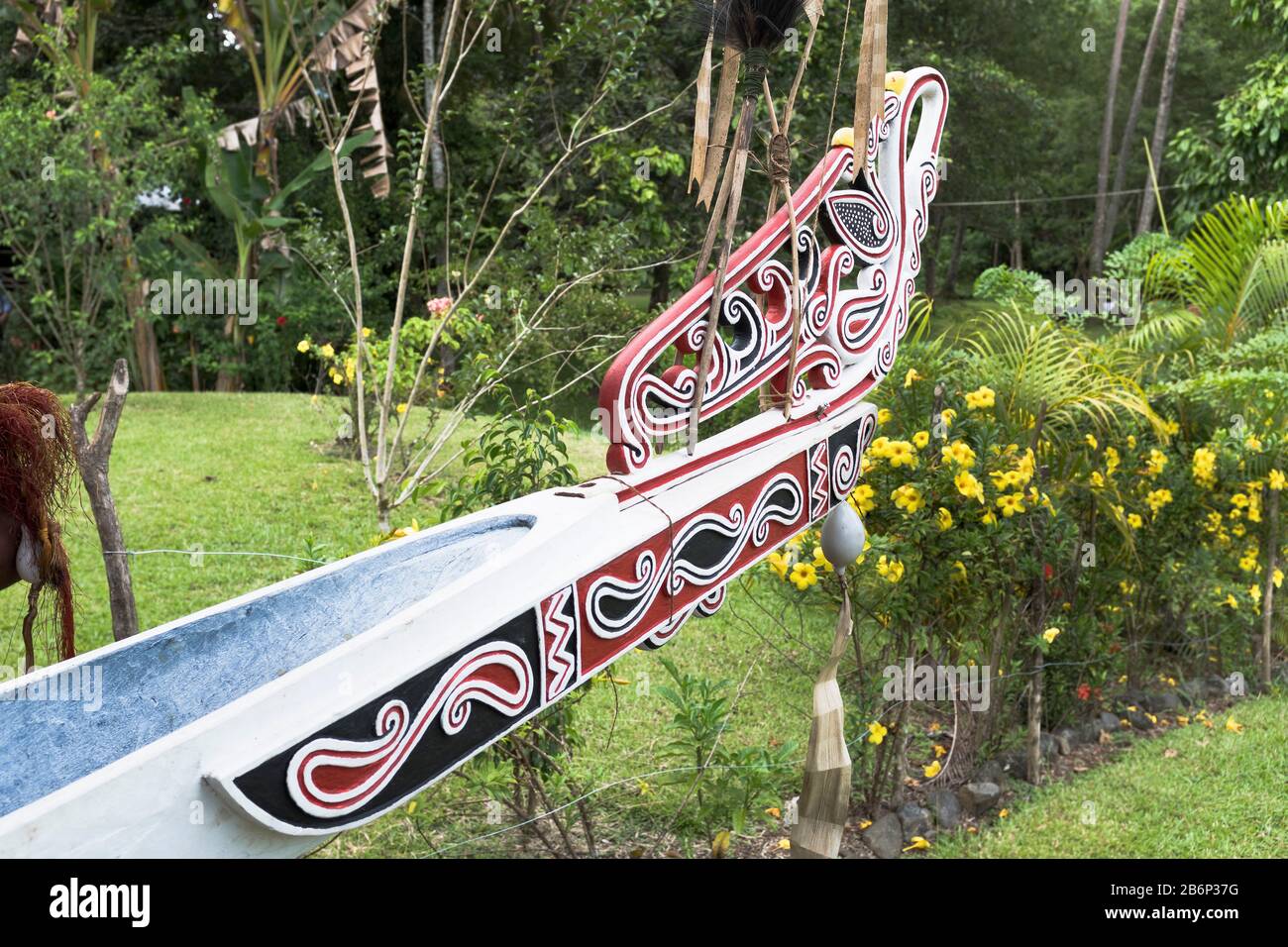 dh PNG war canoe ALOTAU PAPUA NEW GUINEA Carvings Canoes decorated ...