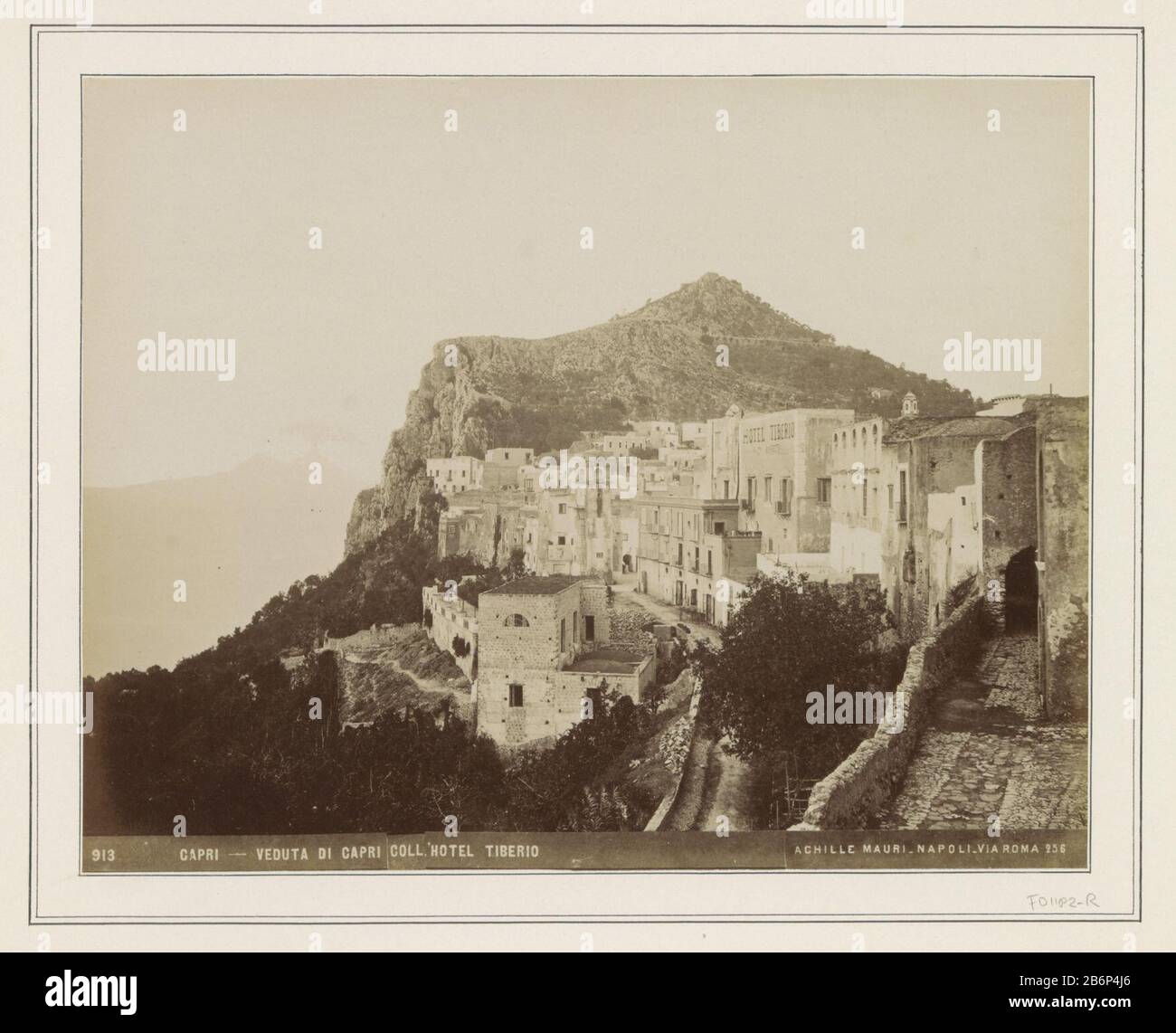 Gezicht op Capri met rechts Hotel Tiberio CAPRI - Veduta di Capri coll ...