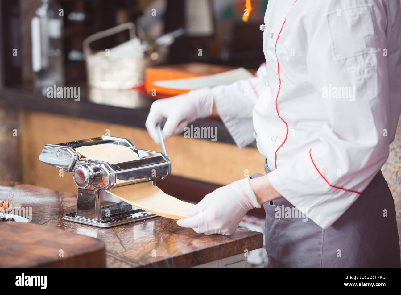 chef cooks spaghetti in a premium restaurant Stock Photo - Alamy