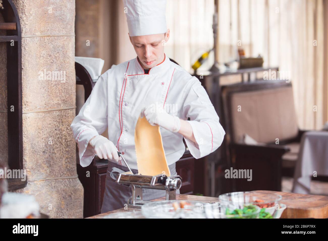 chef cooks spaghetti in a premium restaurant Stock Photo - Alamy