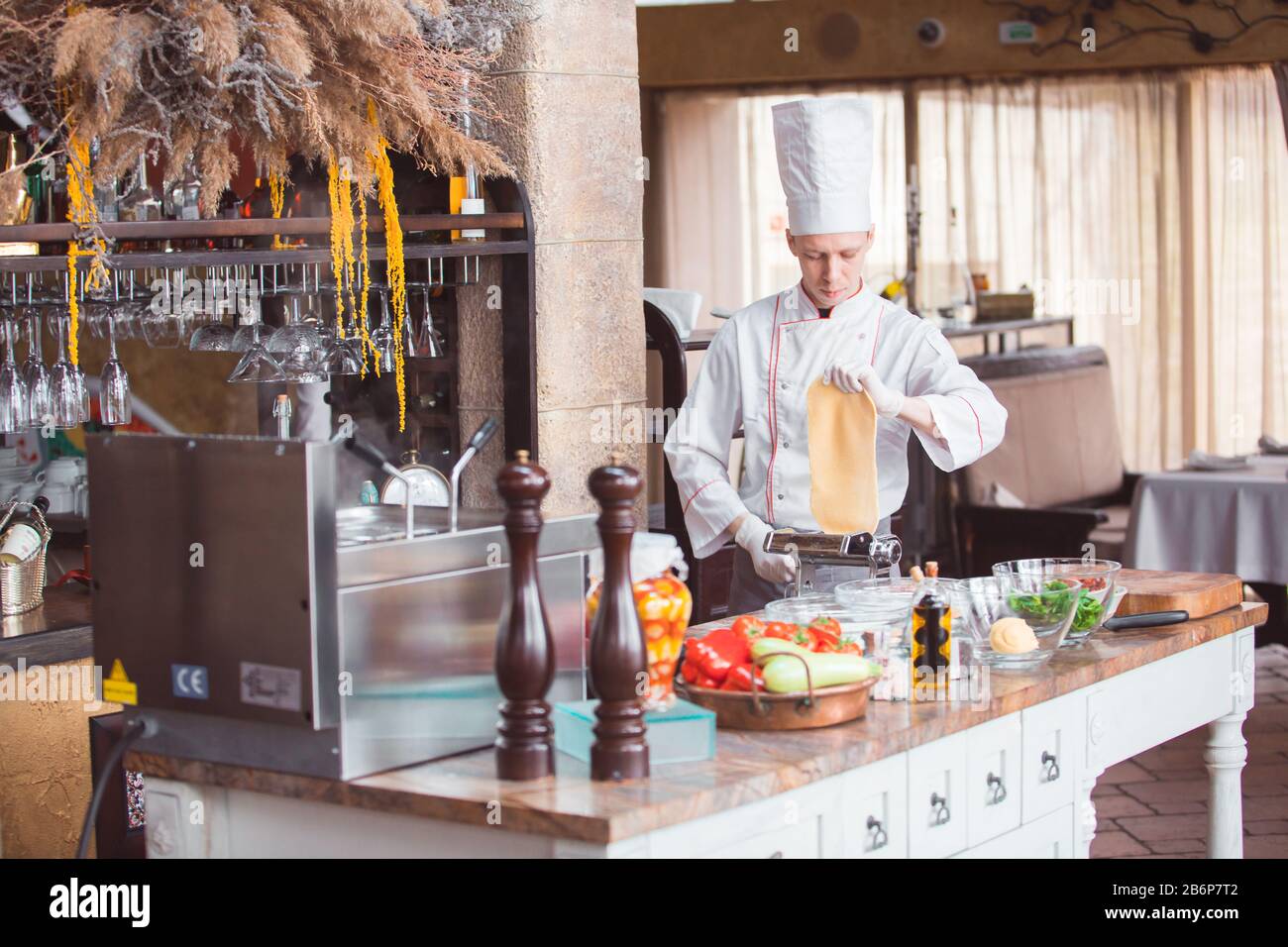 chef cooks spaghetti in a premium restaurant Stock Photo - Alamy