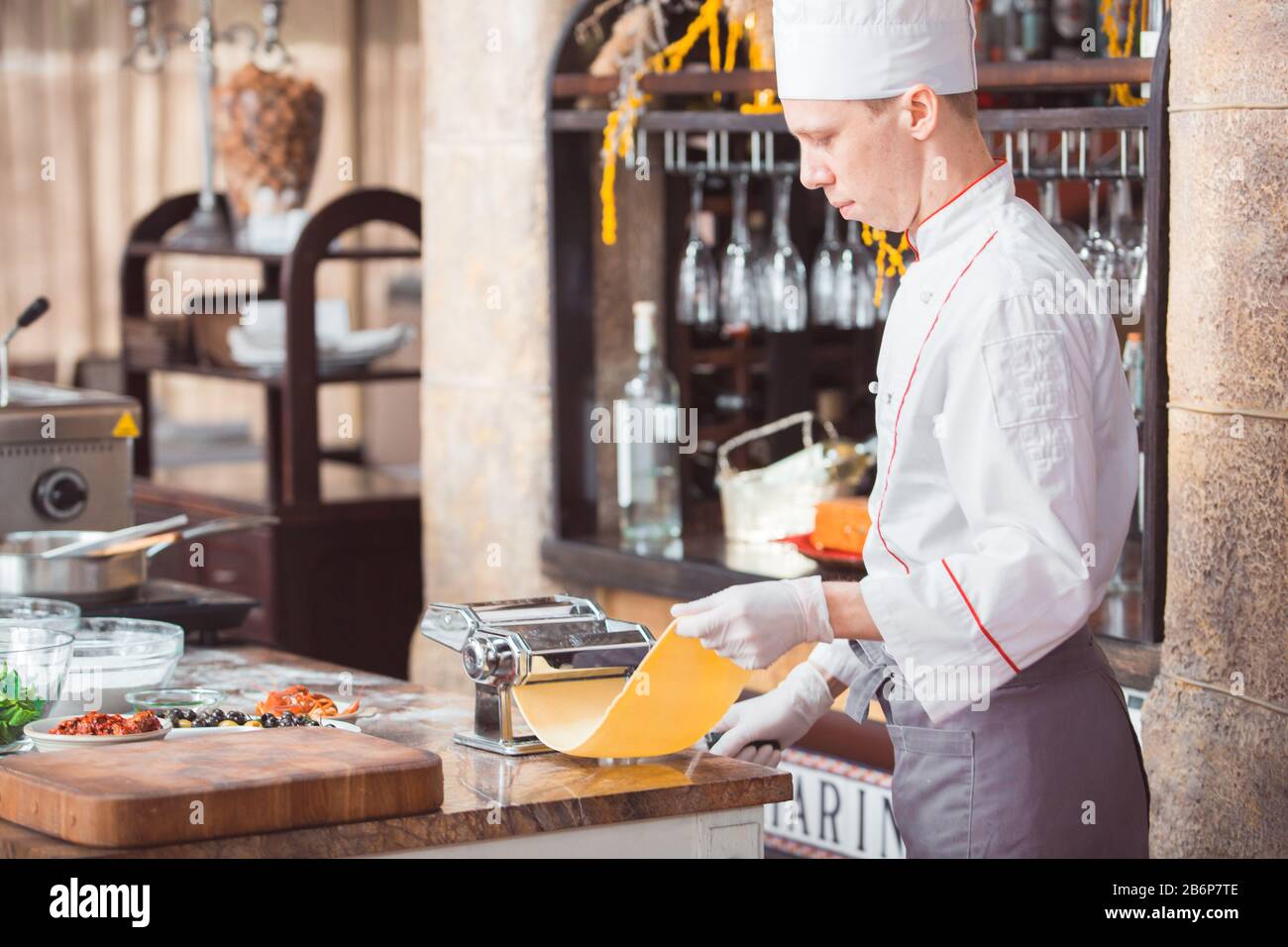 chef cooks spaghetti in a premium restaurant Stock Photo - Alamy