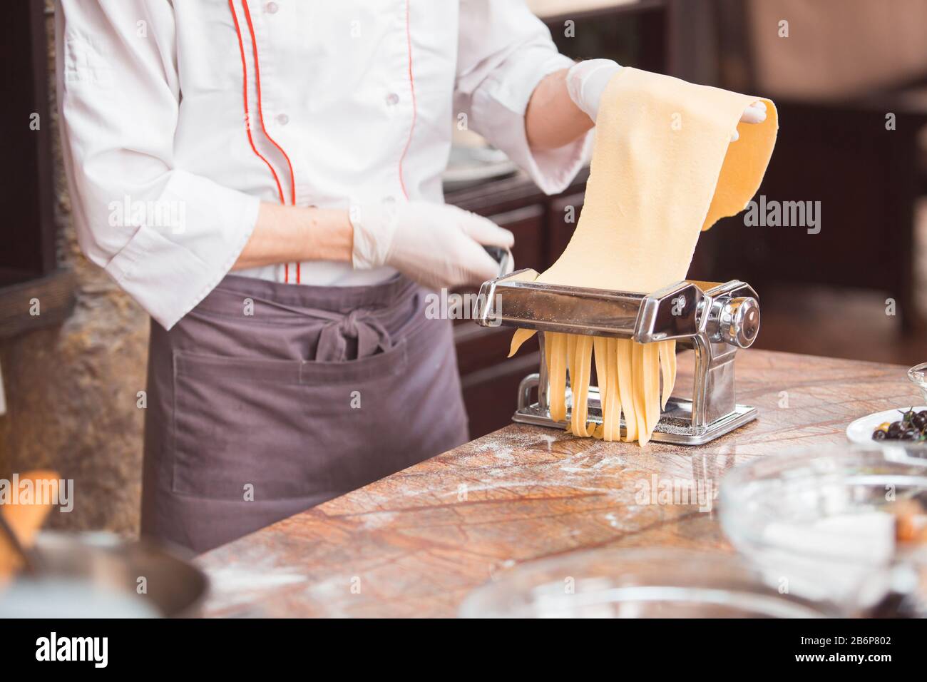 chef cooks spaghetti in a premium restaurant Stock Photo - Alamy