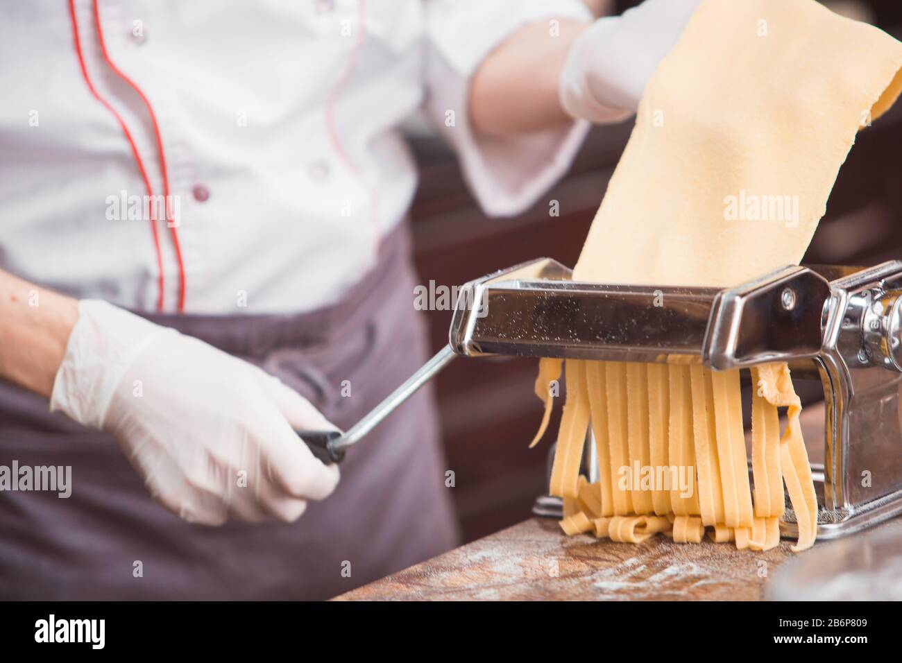 chef cooks spaghetti in a premium restaurant Stock Photo - Alamy