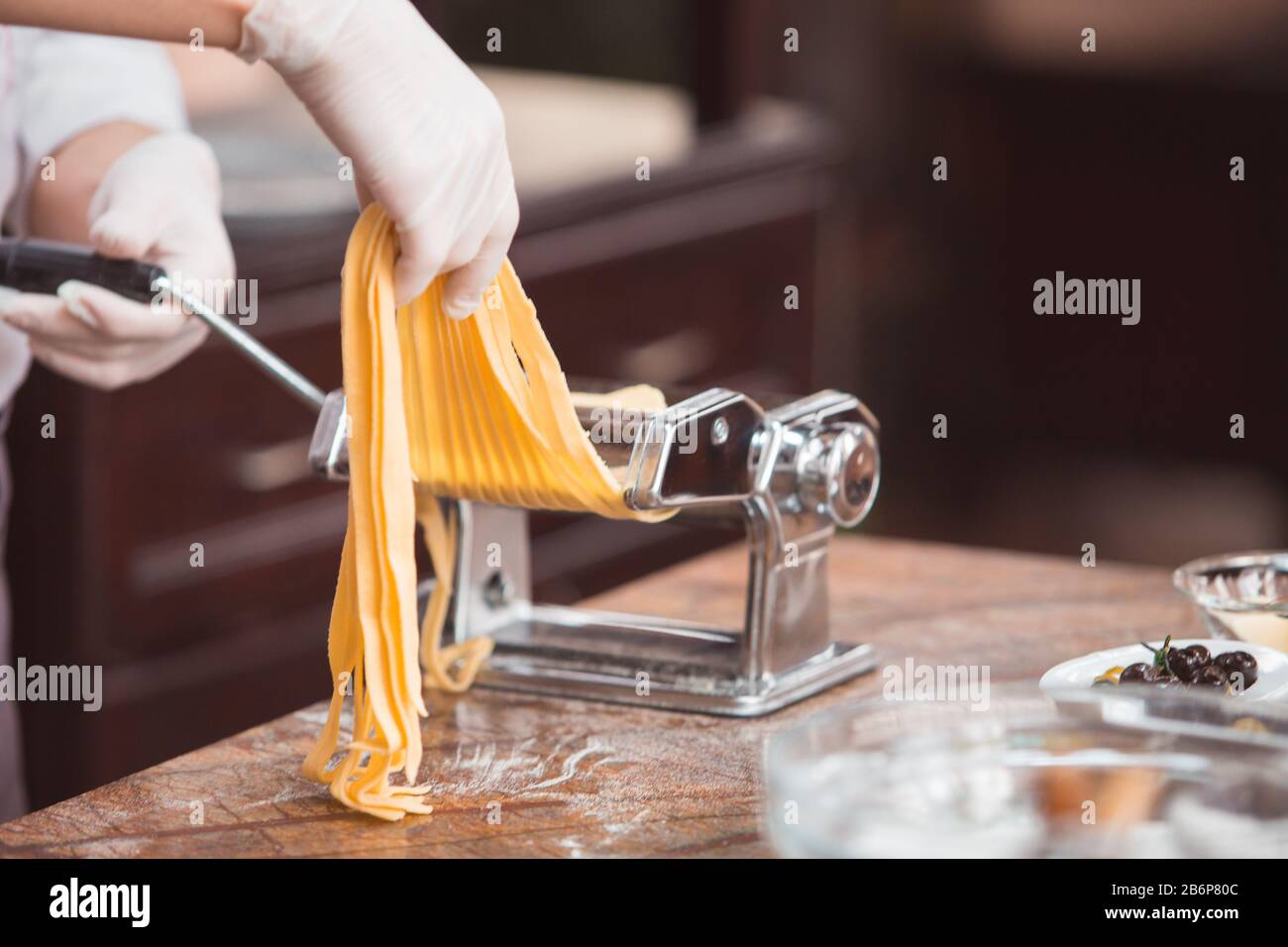 chef cooks spaghetti in a premium restaurant Stock Photo - Alamy