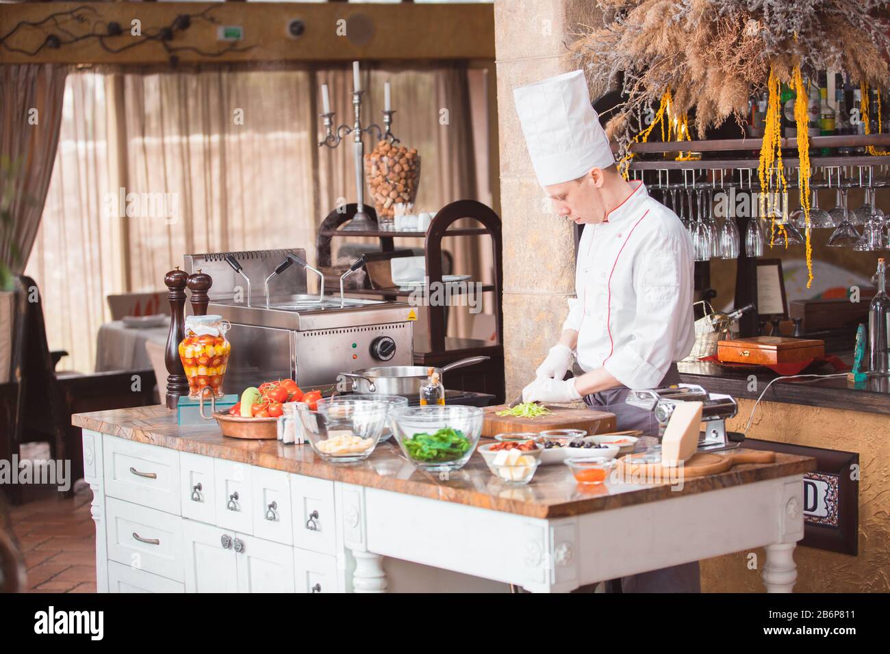 chef cooks spaghetti in a premium restaurant Stock Photo - Alamy