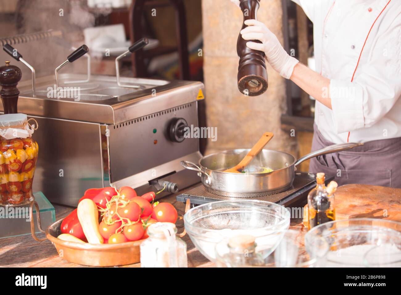 chef cooks spaghetti in a premium restaurant Stock Photo - Alamy