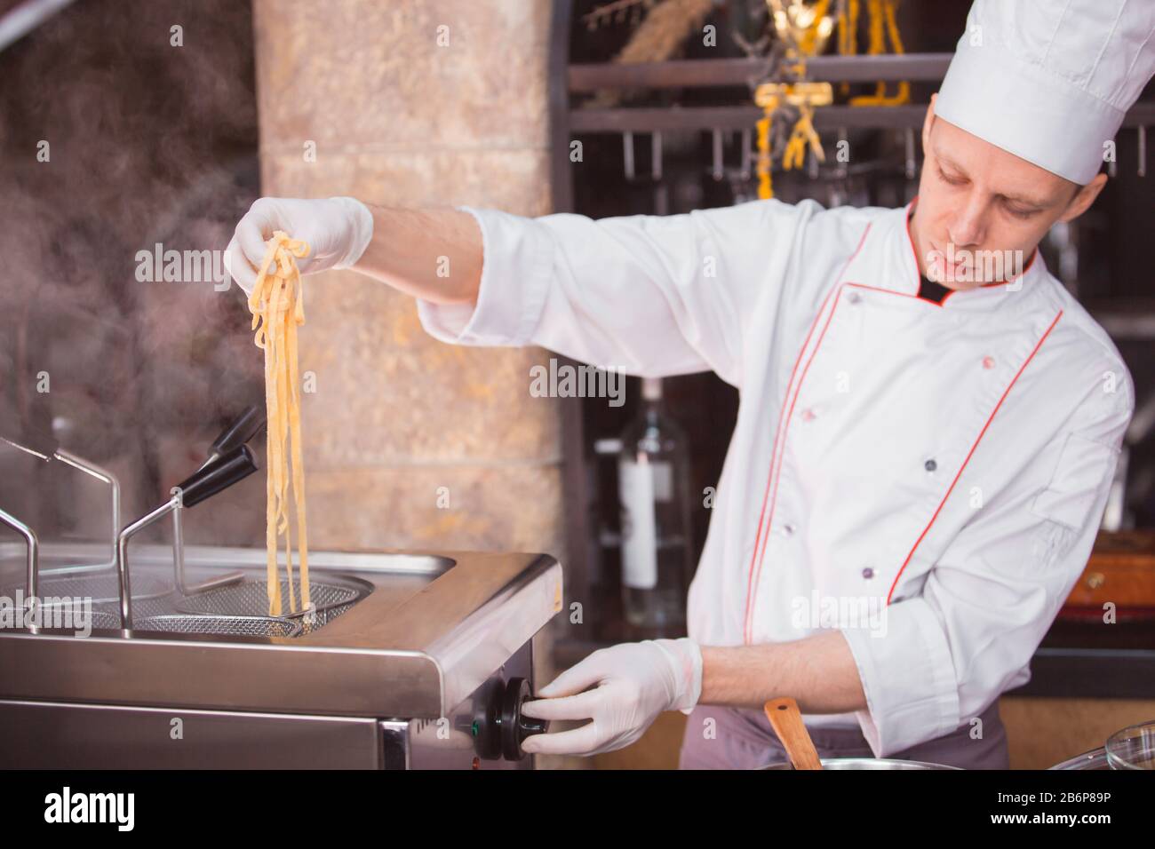 chef cooks spaghetti in a premium restaurant Stock Photo - Alamy
