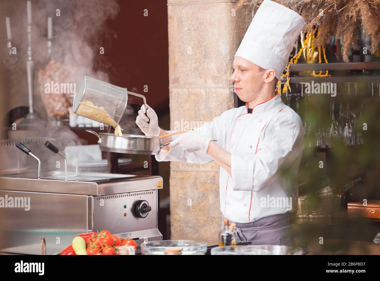 chef cooks spaghetti in a premium restaurant Stock Photo - Alamy