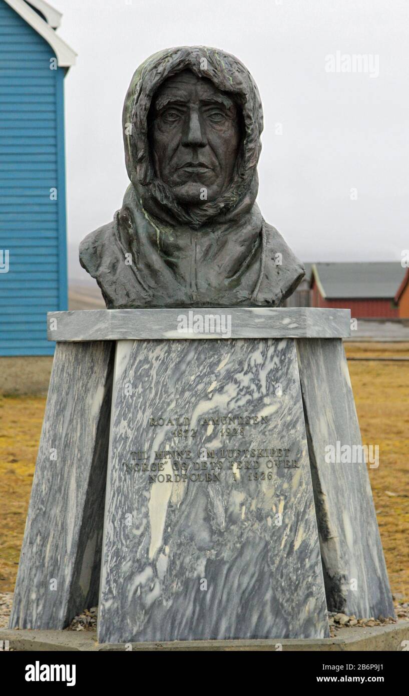 Roald amundsen statue hi-res stock photography and images - Alamy