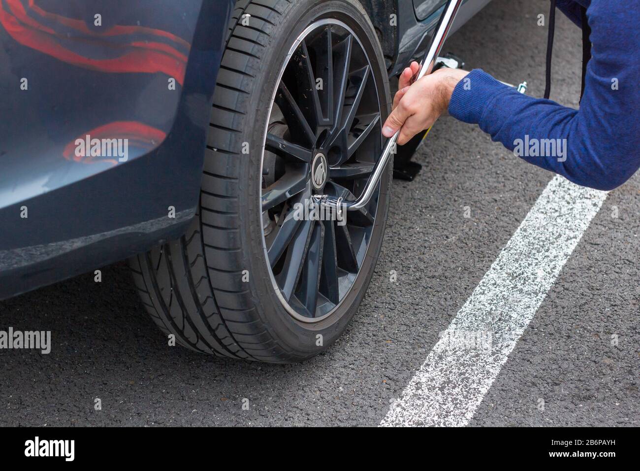 Changing a wheel hi-res stock photography and images - Alamy
