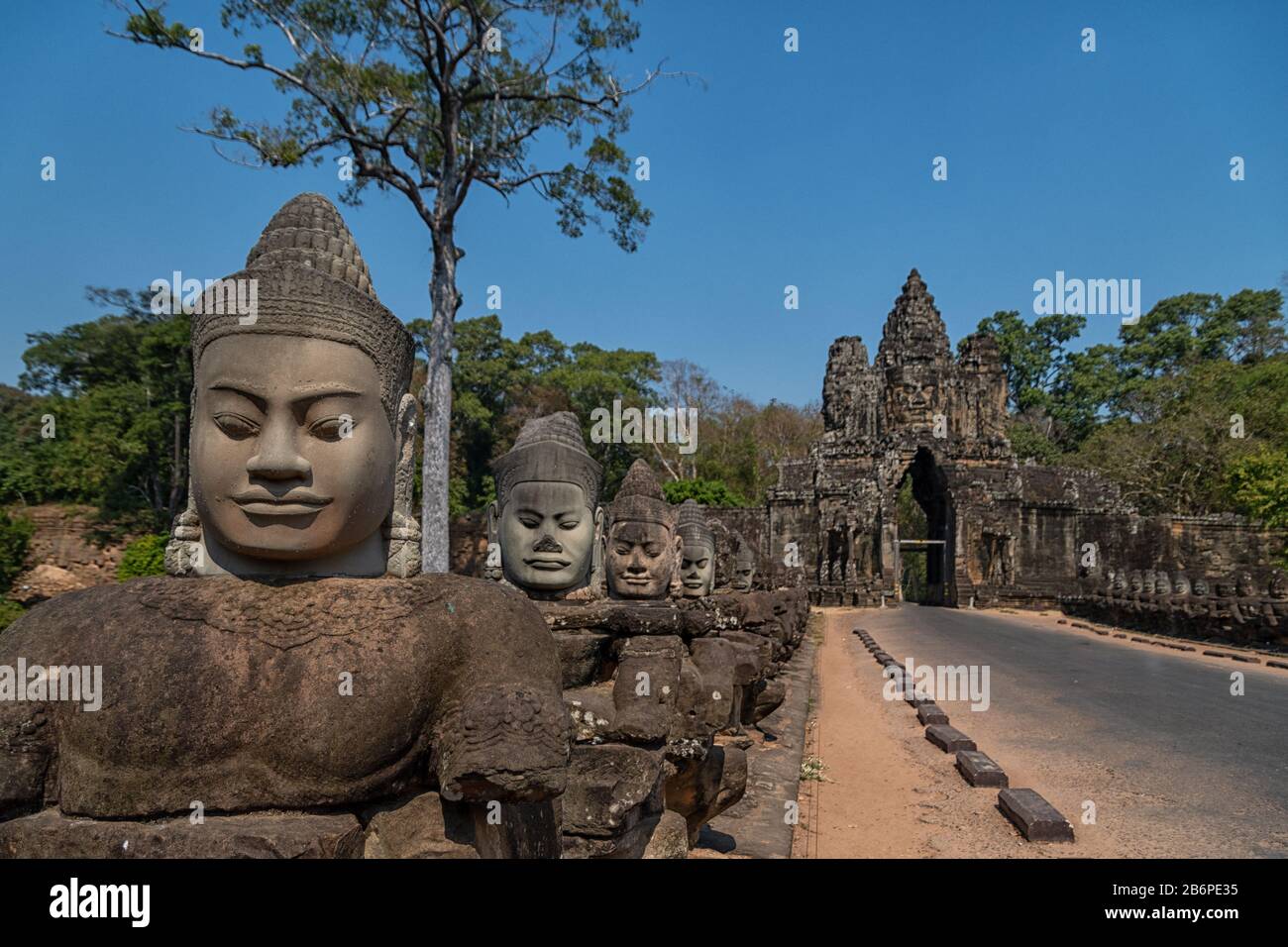 Statue at south gate temple hi-res stock photography and images - Alamy