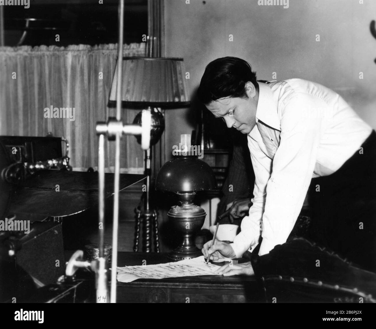 ORSON WELLES as Charles Foster Kane writes his Declaration of ...