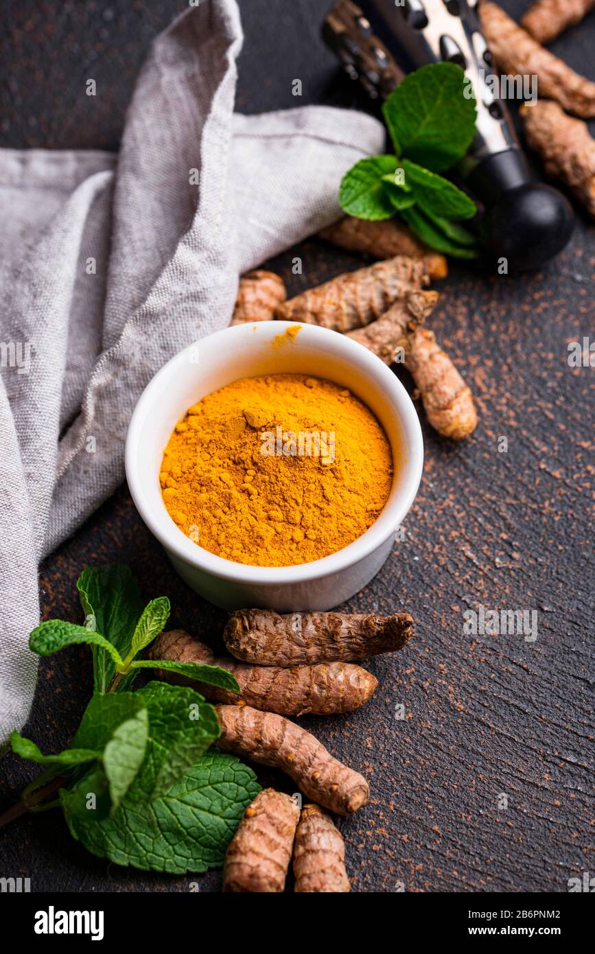 Turmeric powder and curcuma root Stock Photo - Alamy