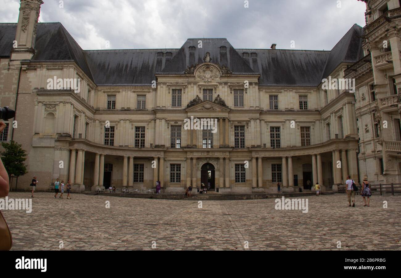 Chateau courtyard hi-res stock photography and images - Alamy