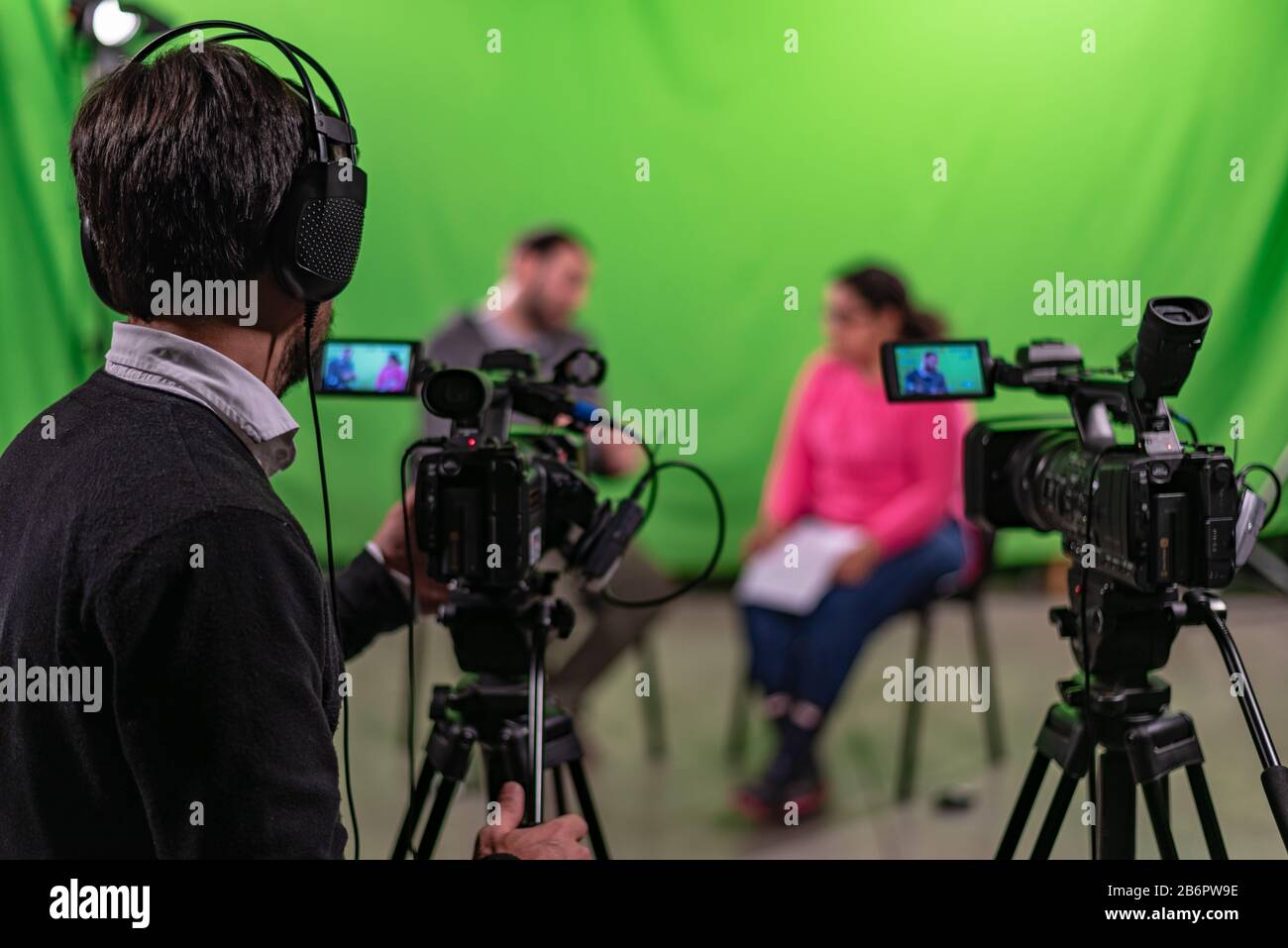 Interview recorded in a chroma with two cameras and one cameraman in ...