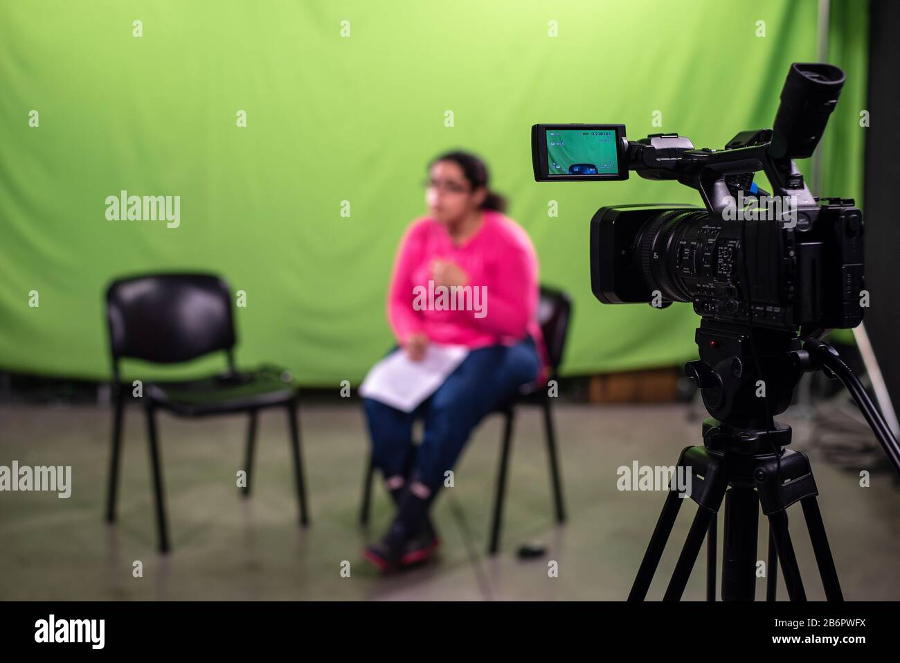 Female journalist broadcast hi-res stock photography and images - Alamy