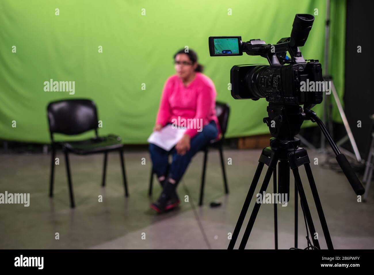 Female journalist broadcast hi-res stock photography and images - Alamy