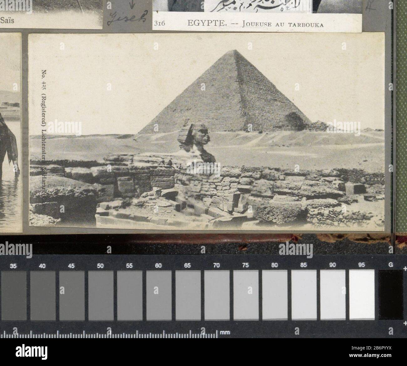 Gezicht op de sfinx en een piramide van Gizeh Onderdeel van Reisalbum ...