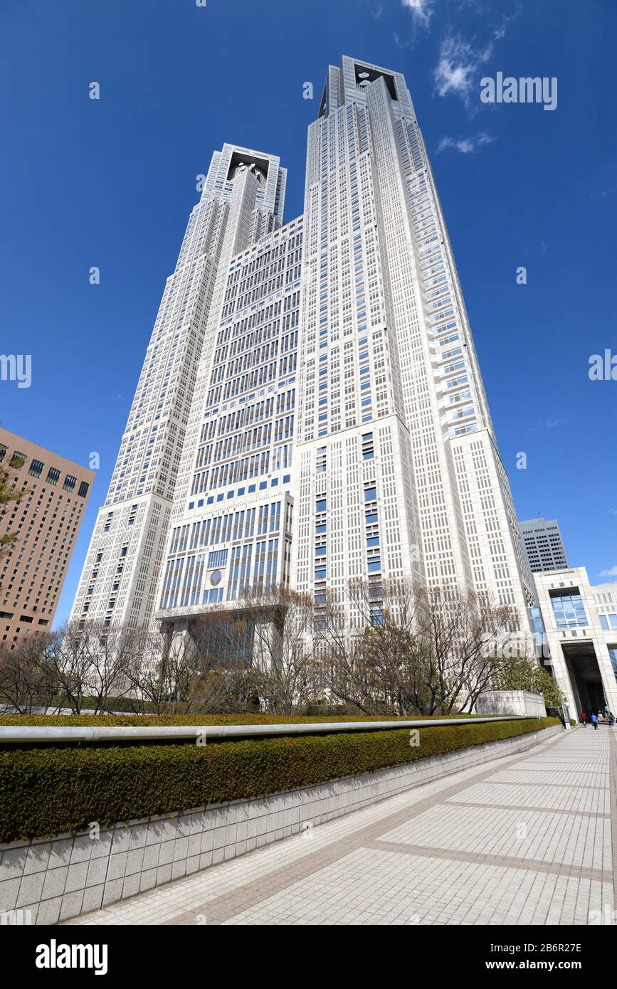 Vertical photo of Tokyo City Hall skyscraper in Shinjuku, Tokyo, Japan ...