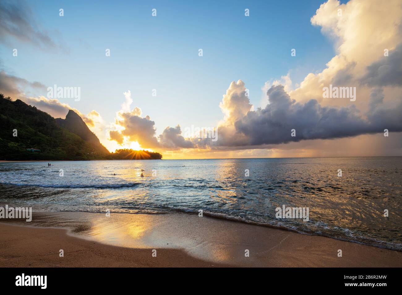 Haena haena state park beach hi-res stock photography and images - Alamy