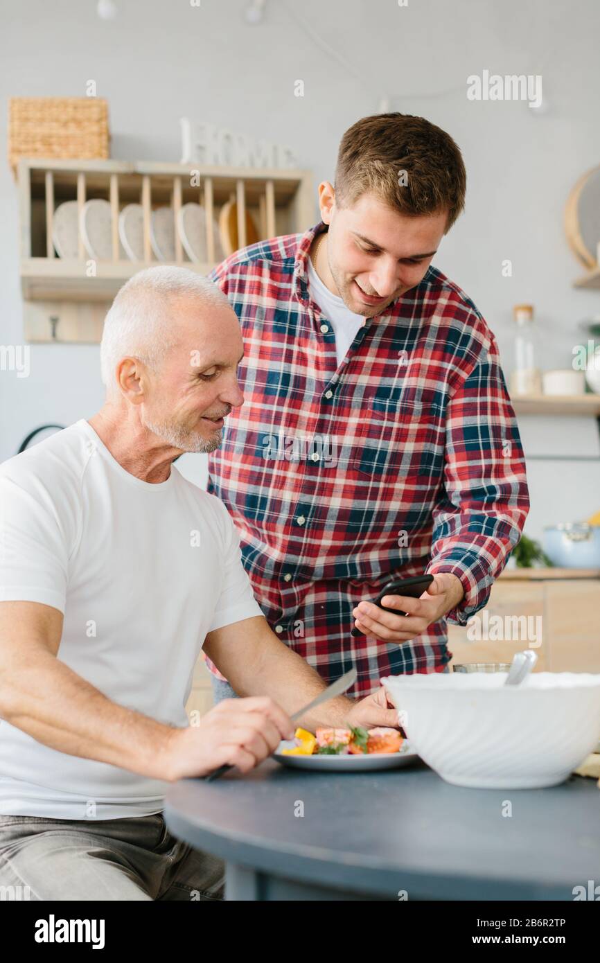 Using phone while eating family hi-res stock photography and images - Alamy