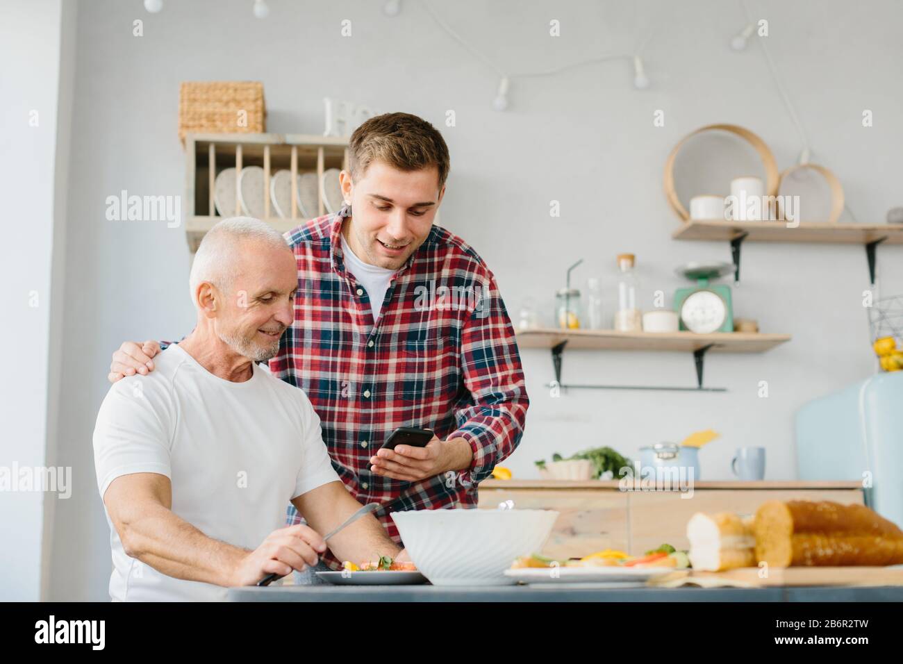 Using phone while eating family hi-res stock photography and images - Alamy