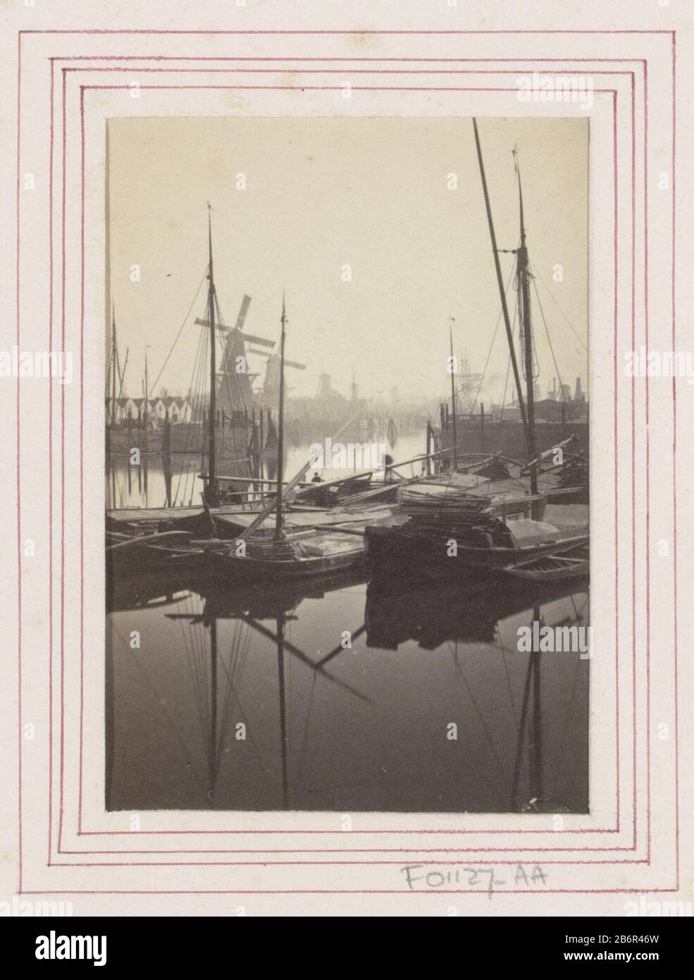 Gezicht op een haven met windmolens in Rotterdam, vermoedelijk het ...