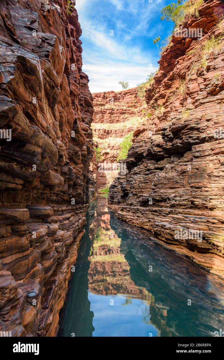 Colorful Weano Gorge pool in Karajini National Park in Western ...