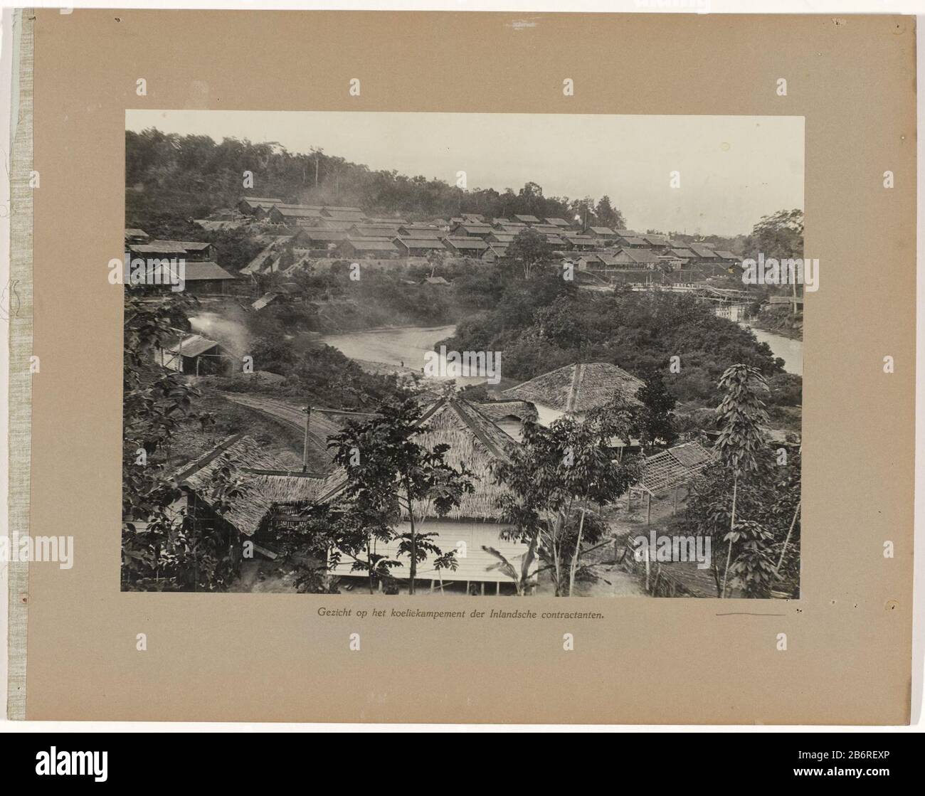 Gezicht op het kampement van de Javaanse contractarbeiders Gezicht op ...