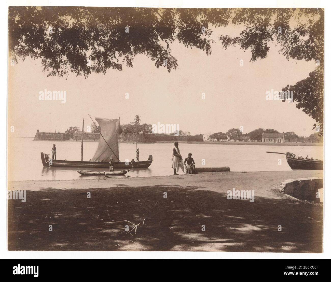 Gezicht op het water en zeilschepen aan de kade van Batticaloa View of ...