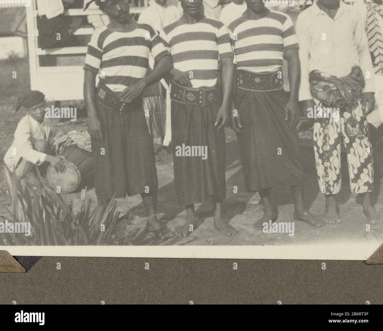 Groep Javaanse mannen in Suriname Group Javanese men in Suriname. Photo ...